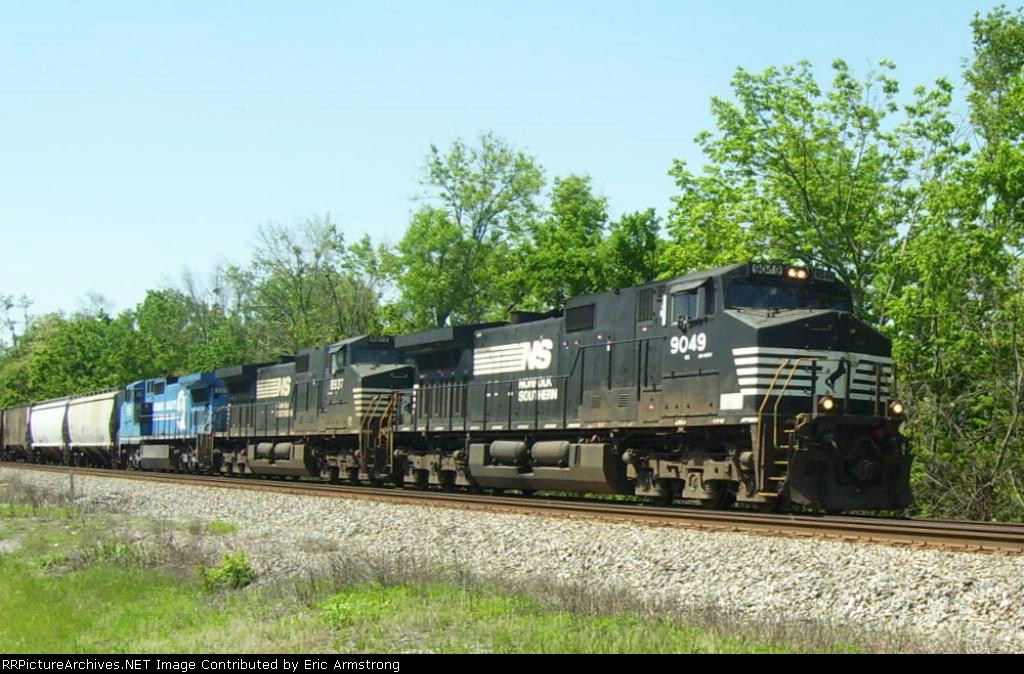 NS 9049 leads a NB at HighÔBridge